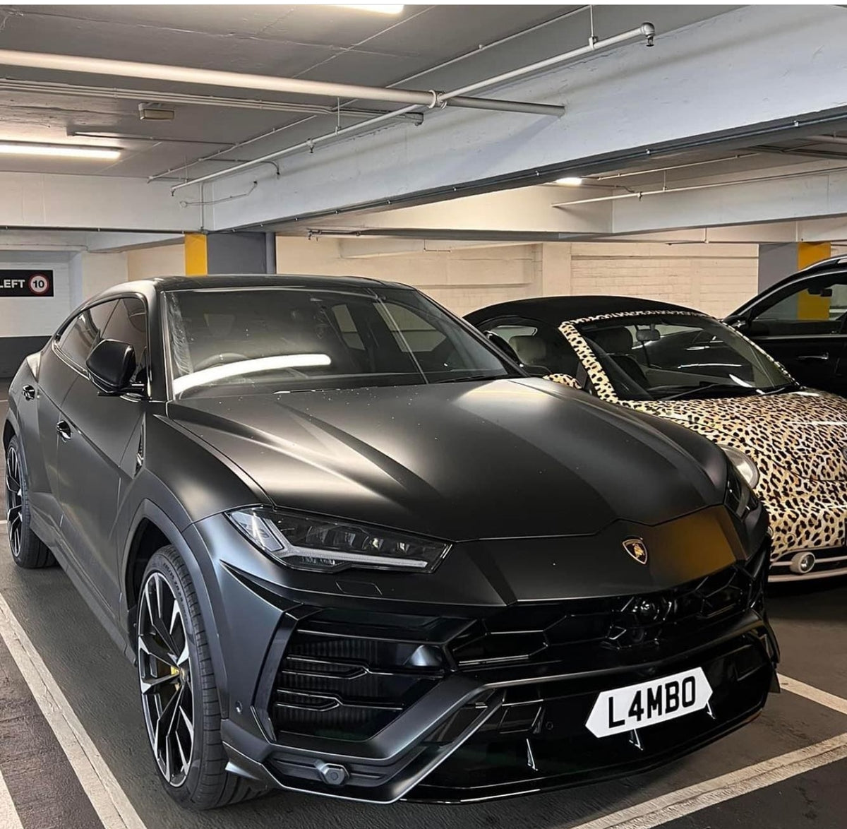 Lamborghini Urus with some Lambo shaped 4D plates – PL8 LAB